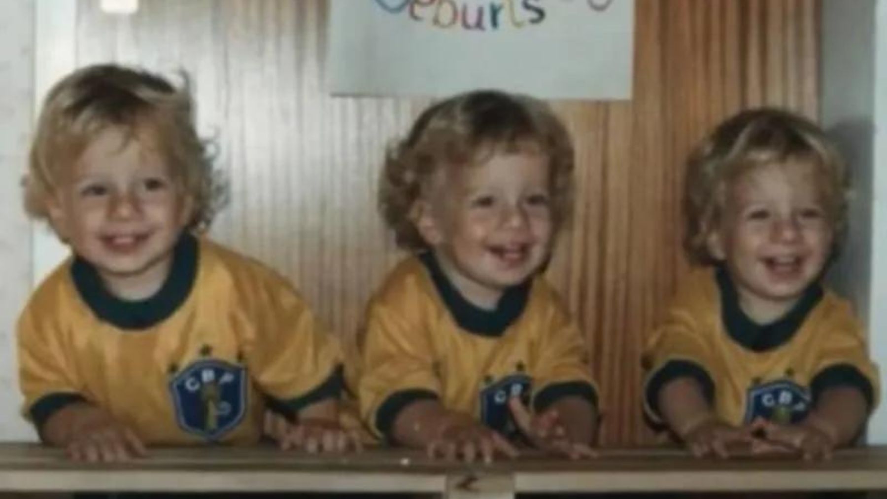 3 gemelli hanno fatto la stessa foto per 33 anni: ma la loro vita è ...